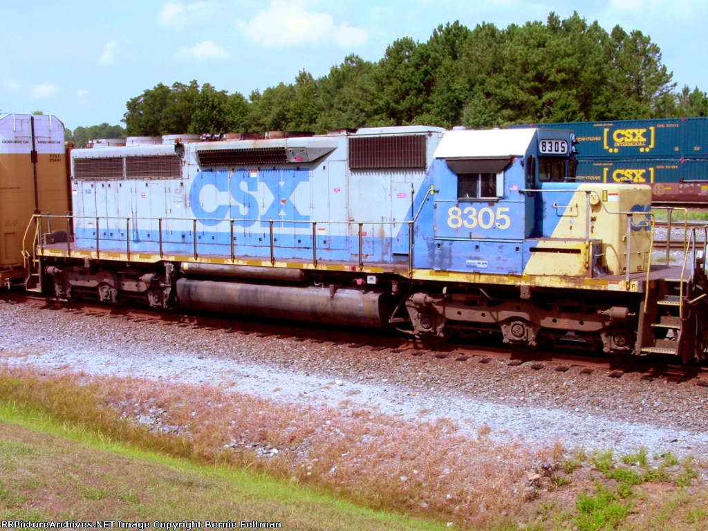 CSX 8305, demonstrating what a worn out paint scheme looks like,